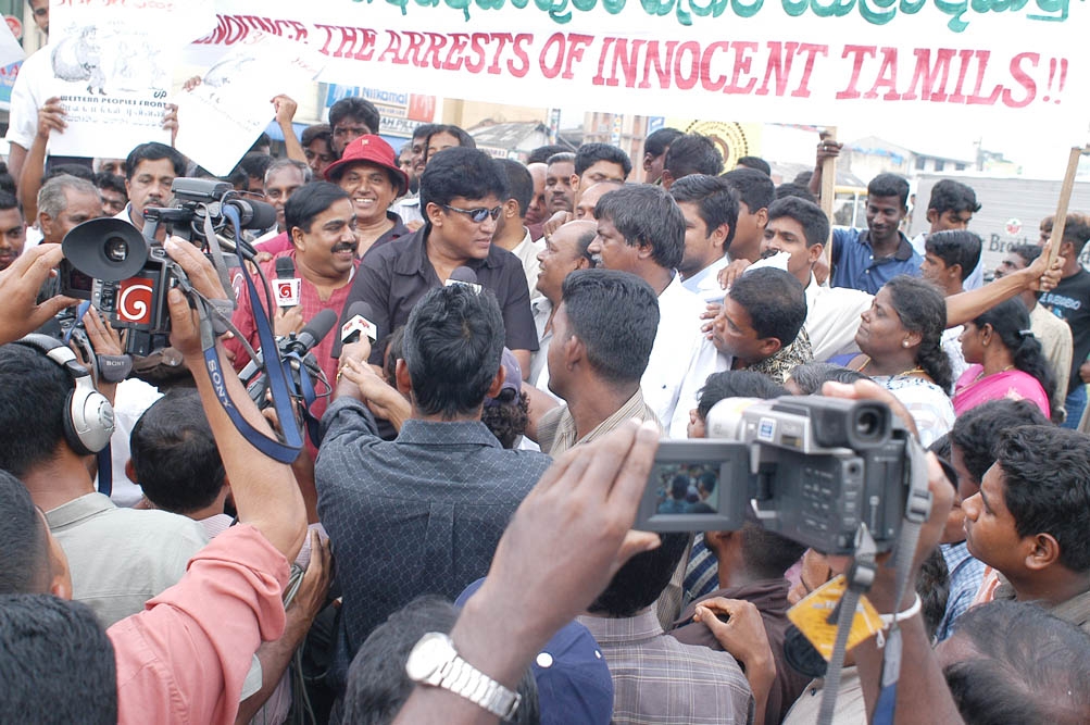 அனைத்துப் பல்கலைக்கழக ஒன்றியத்தினருக்கு உரிய பதிலளித்த யாழ். பல்கலை மாணவர்களுக்குப் பாராட்டு ...